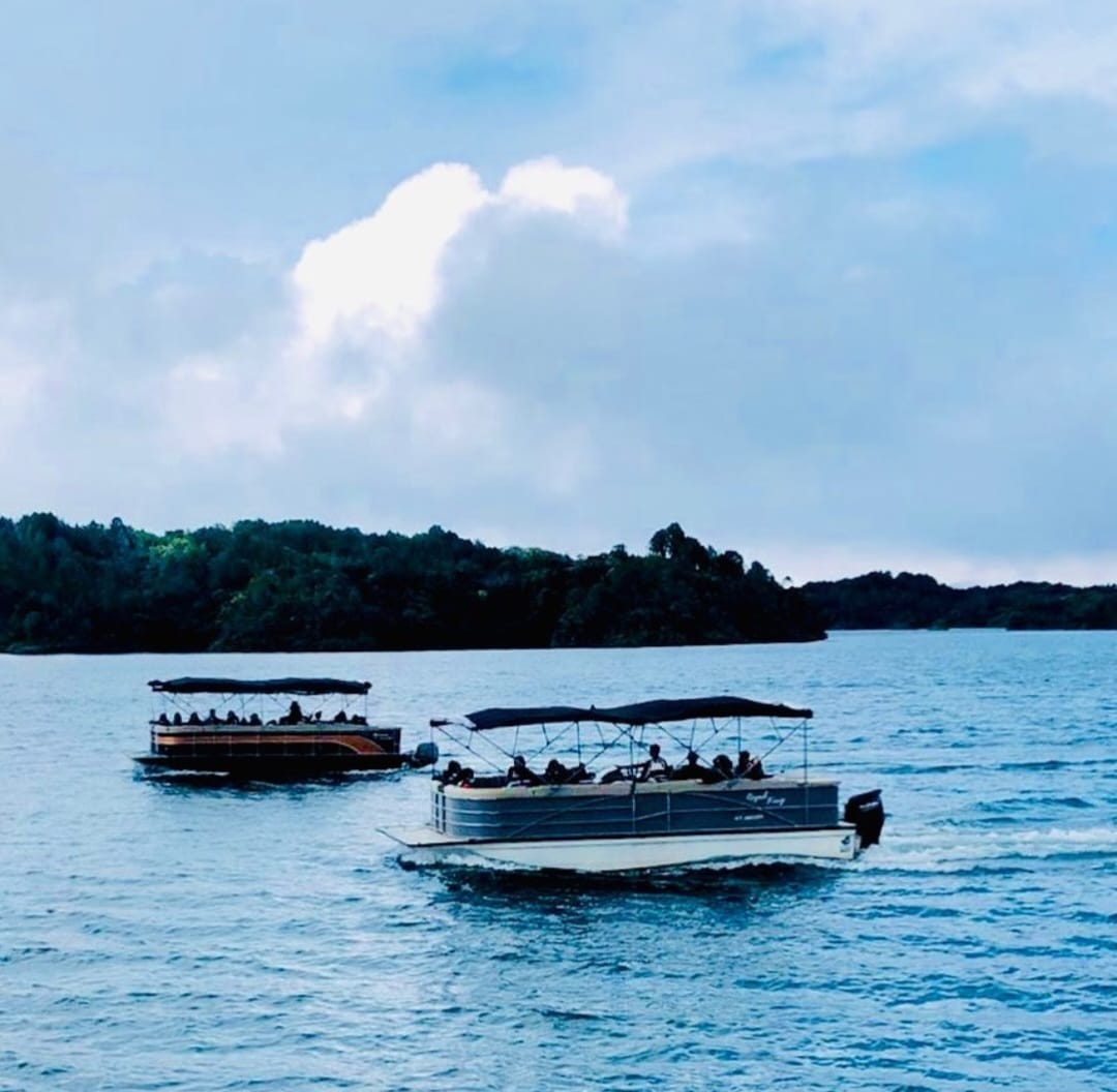 Catamarán - Planchón de Lujo. - Corpotur Guatapé